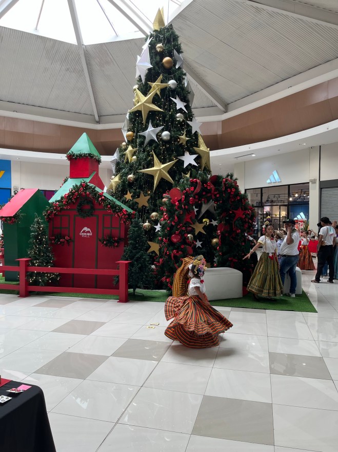 Christmas in Panama – TEETERING ON THE EDGE